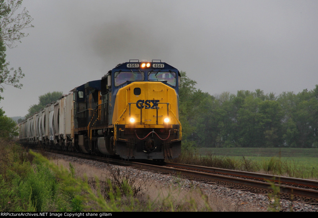 CSX 4561 hauls a freight sb with csx power,